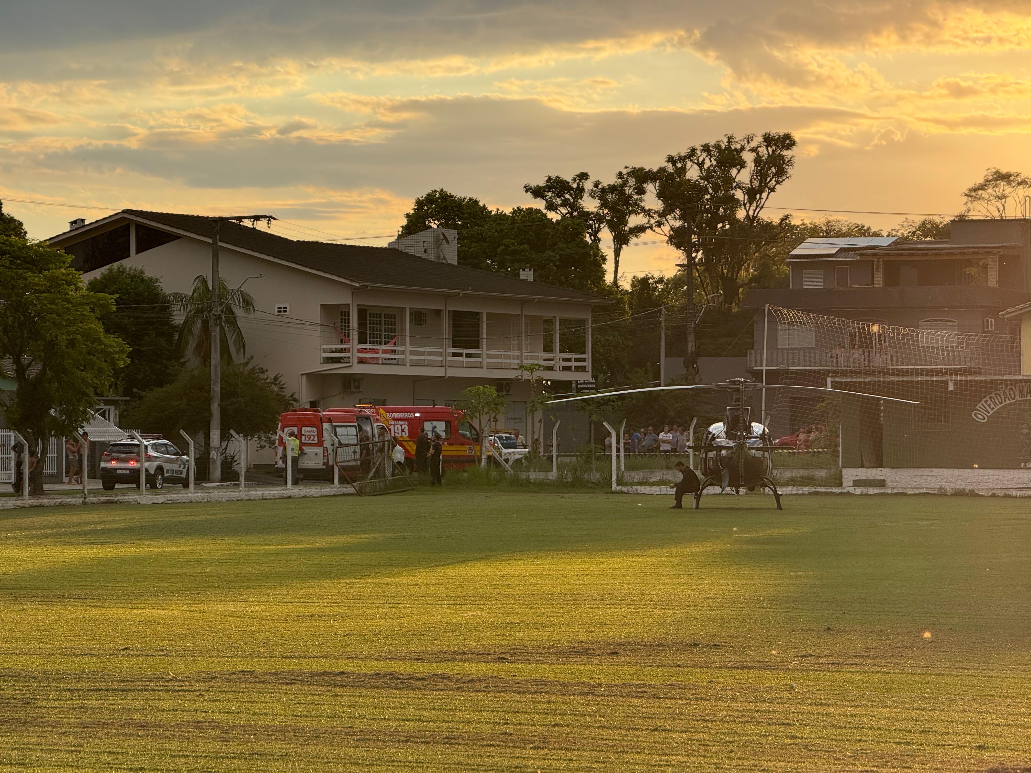 Motociclista fica gravemente ferida após colidir contra árvore em ...